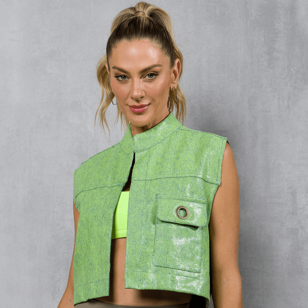Leve estilo retro-moderno - Colete jeans verde com textura e bolso ...