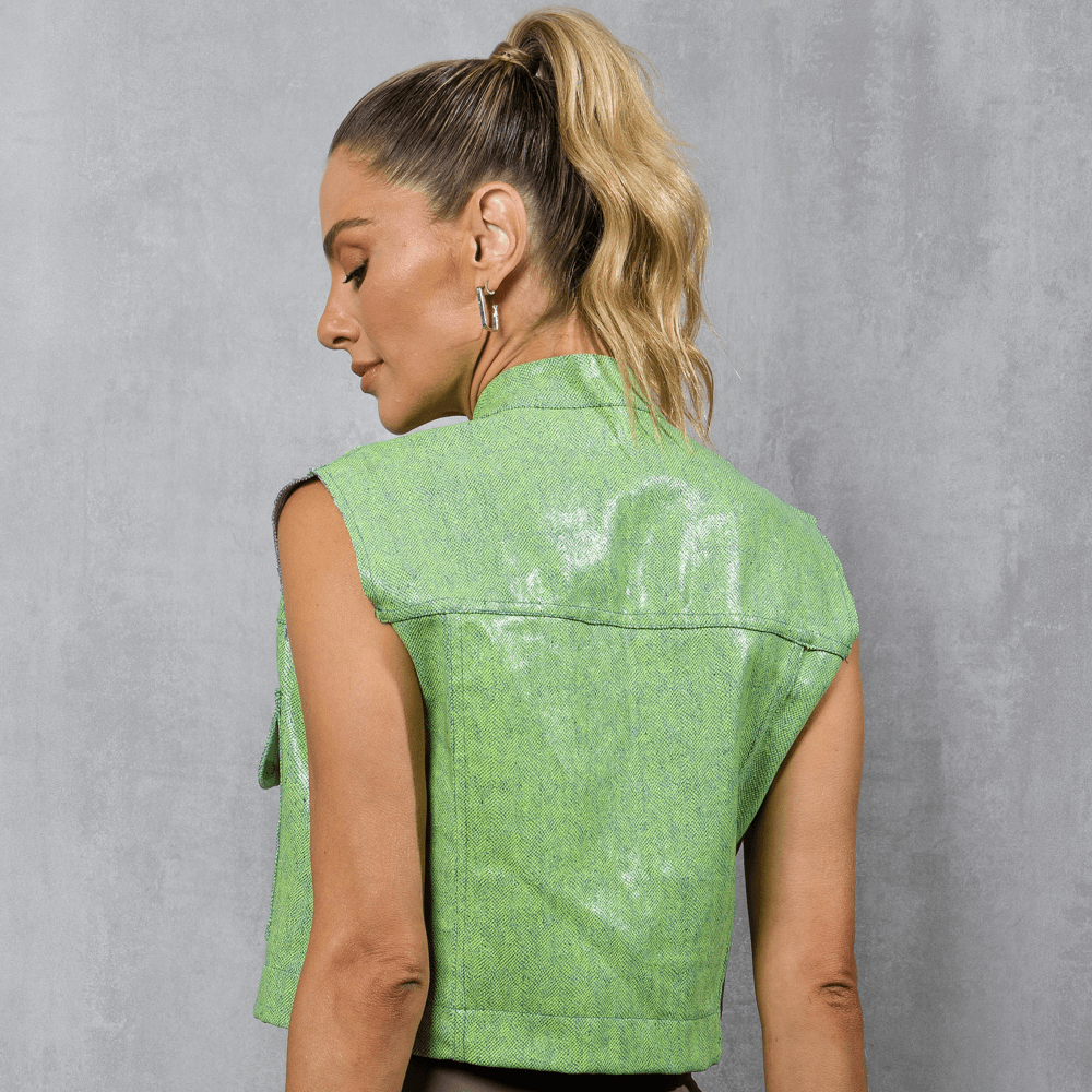 Leve estilo retro-moderno - Colete jeans verde com textura e bolso ...
